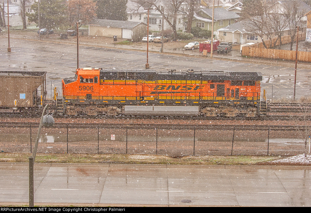 BNSF 5906 - Rear DPU on E-MHSBAM0-38